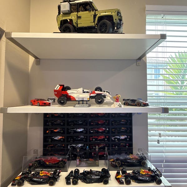 V2 6 Car Tilted Bburago 1:43 1/43 F1 Formula 1 Race Car Display Stand W ...