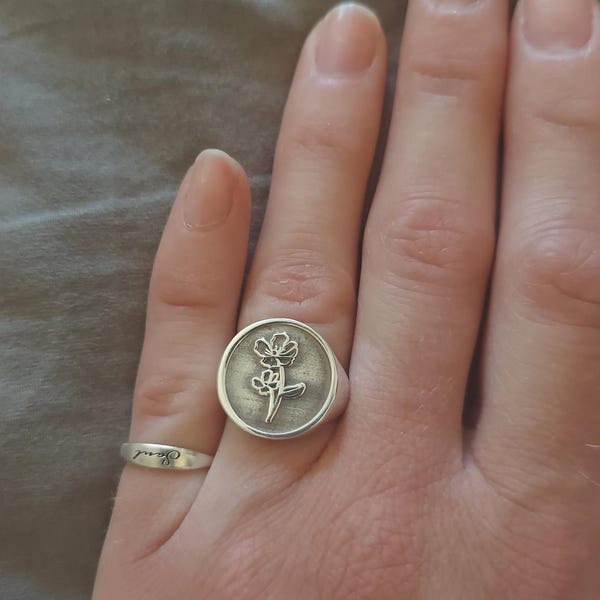 14K Gold Birth Flower Signet Ring: Custom Engraved Floral Jewelry - Etsy
