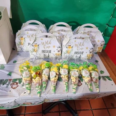 Large Ferrero Rocher Snickers Chocolate Heart Platter Bouquet Gift ...