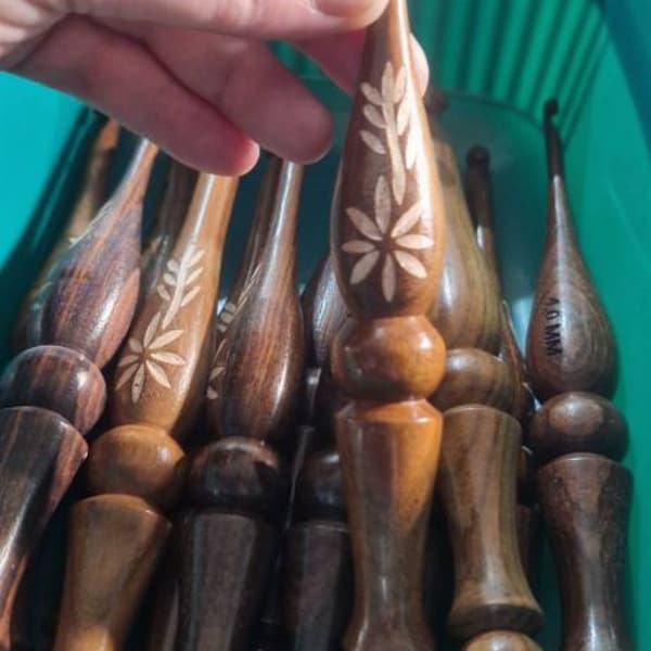 Wooden Crochet Hook Set Ergonomic Soft Grip, Set Includes 13 Sizes 3.50 ...