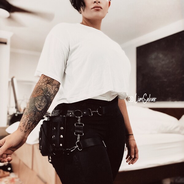 Magnetic Gauntlet // Shear Holster // Leather Bracer // Cosplay - Etsy