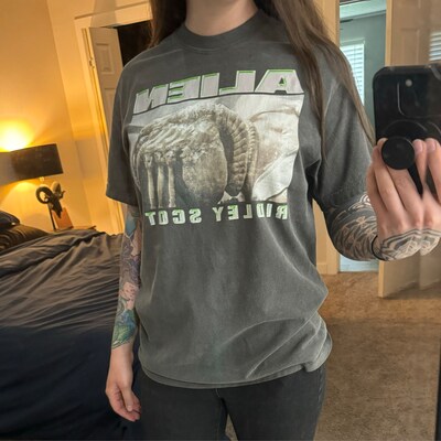 Funny Big Foot T-shirt, Unisex Bigfoot Sasquatch Oversized Graphic Tee ...