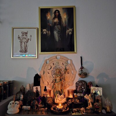 Hecate: Night's Guardian and Crossroads Deity I A Guide in Darkness ...