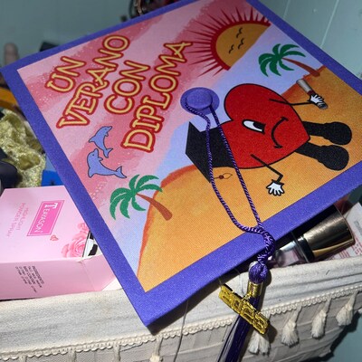 Bad Bunny Grad Cap Topper, Bad Bunny Un Verano Con Diploma, Bad Bunny ...