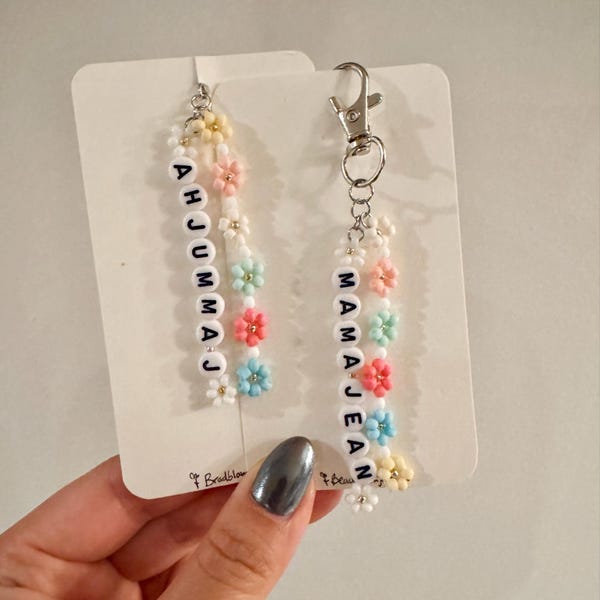 Custom Name Beaded Flower Keychain: Personalized Daisy Lanyard - Etsy