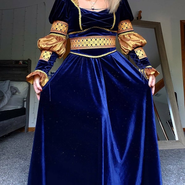 Blue Velvet Renaissance Dress, 16th Century Dress, Italian Renaissance ...