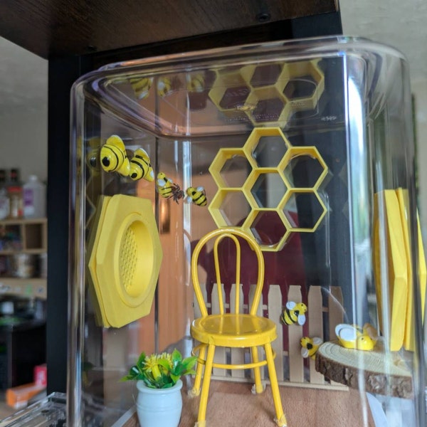 Jumping Spider Enclosure, Bee Themed, Decorated Terrarium. - Etsy