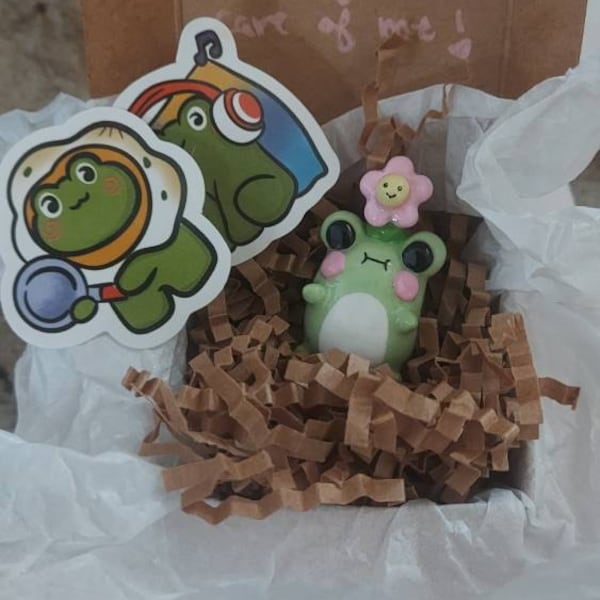 Cute Frog Daisy Pet Desk Buddy Clay Frog Figurine Frog Desktop Ornament ...