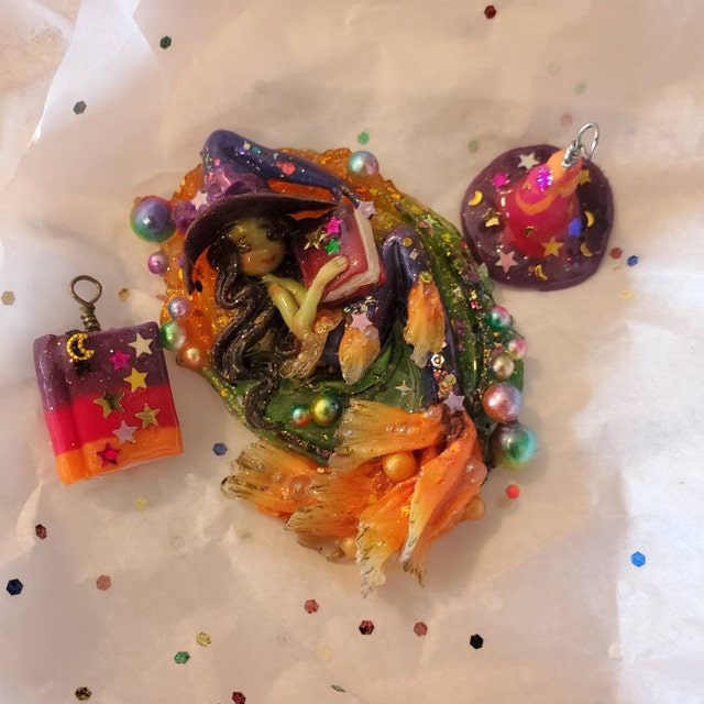 Handmade items to wear and decorate your world by Evelynscraftz