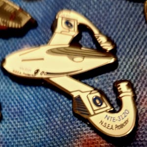 Predator Enamel Pin - Etsy