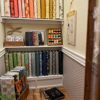 Miniature Thread Box, 15 Mini Wood Thread Spools, Dollhouse Miniature ...