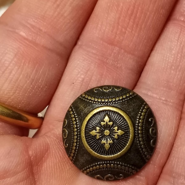 Metal Buttons - Carpet Pattern Antique Brass Metal Shank Buttons - 20mm ...