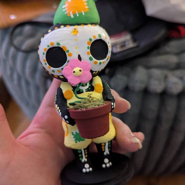 Sugar Skull Skeleton With Heart Balloon Day of the Dead Sculpture ...