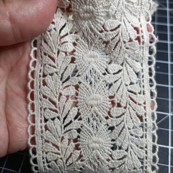 2 Metres, 20mm(0.79") Wide off White Elastic Band With a Scalloped Edge ...