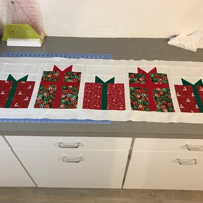 Christmas Present Table Runner PDF Pattern - Etsy
