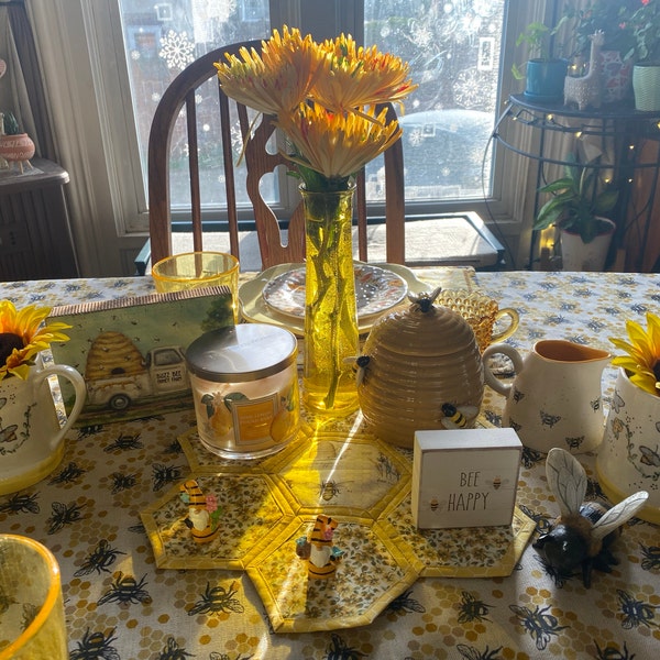 Bee Decor/quilted Centerpiece/table Topper/honey Bee Decoration/table ...