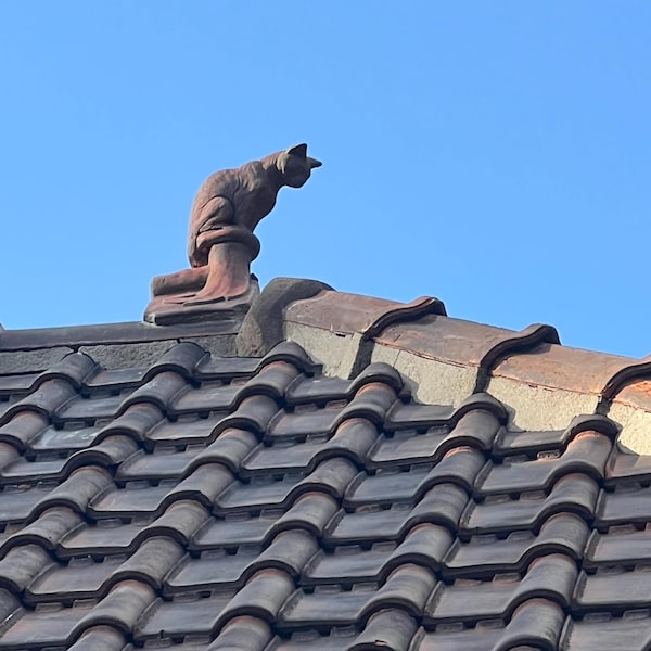 Curious Cat Roof Finial 90 Degree Angled Decorative Stone Ridge Tile ...