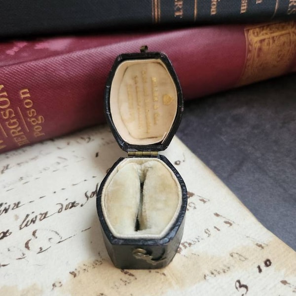 Unusual Victorian Style Ring Box. Small Vintage Style Jewellery Box to ...