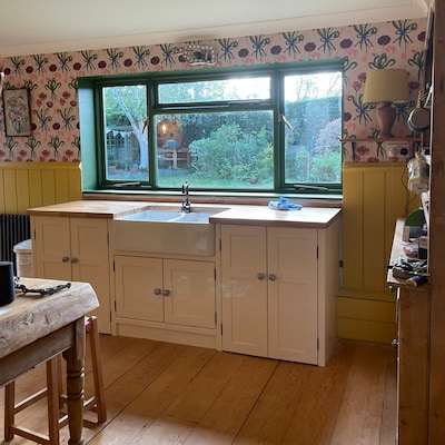 Handmade Traditional Shaker Style Cottage Kitchen Painted in the Colour ...