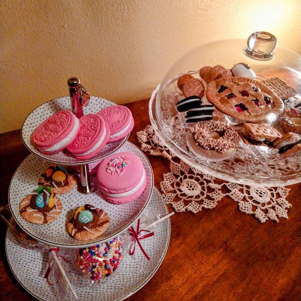 One Fake Cake BASE Vanilla or Chocolate Faux Frosting DECORATE Your OWN ...