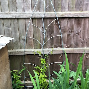 Obelisks, Large Metal Garden Obelisk With Twist Top, Rustic Plant ...
