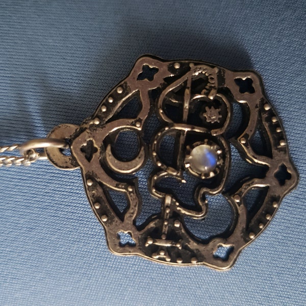 Clauneck Seal Pendant With Gothic Ornaments and Custom Gemstone - Etsy