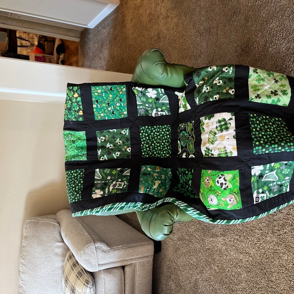 Grinch Family Quilt Square-in-square - Etsy