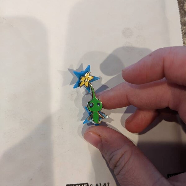 Pikmin 4 - Glow Pikmin Hard Enamel Pin - 1.25 Inches - Etsy