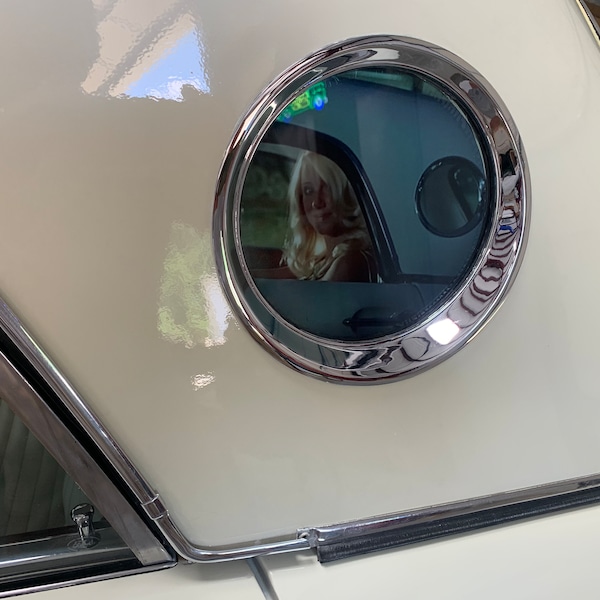 Dr. Martin Luther King, Jr. Waves to Crowds at the Lincoln Memorial ...