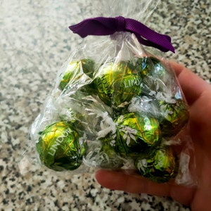 Lindt Raspberries & Cream Milk Chocolate, Lindt Chocolate Gifts, Lindt ...