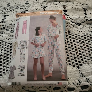 Uncut Simplicity Sewing Pattern 8560 Misses' Knit Sports Bra Pattern ...