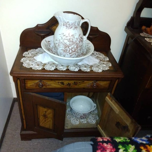 Primitive Folk Art Hand Hooked Rug by Jean Tynan. Rug Design by Marion ...