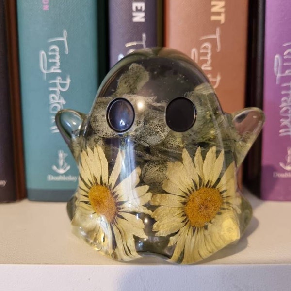Resin Ghost Ornament, Hydrangeas Ghost, Spooky Gift - Etsy
