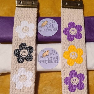 Retro Flower Smiley Face Keychain Wristlet / Key Fob/ Smiley Face Daisy ...