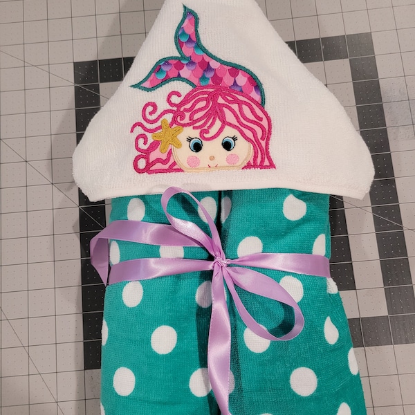 Mermaid Peeker Hooded Towel in the Hoop Mermaid Peeker Applique Digital ...
