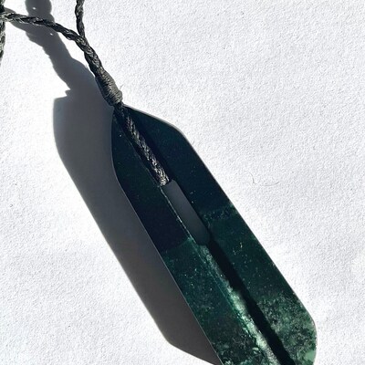 Wyoming Dirty Apple Emerald Green Nephrite Jade Hand-carved split-drop ...