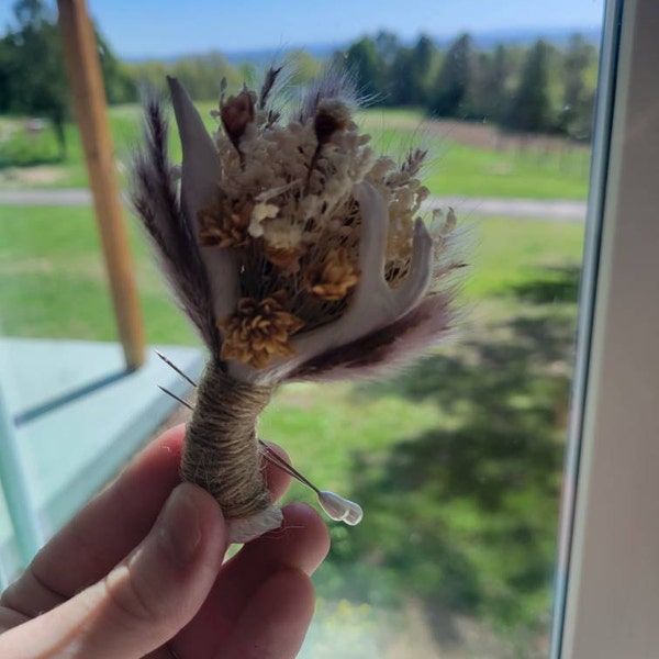 Beige Antler Boutonniere With Preserved Cedar, Pampas Grass, Pheasant ...
