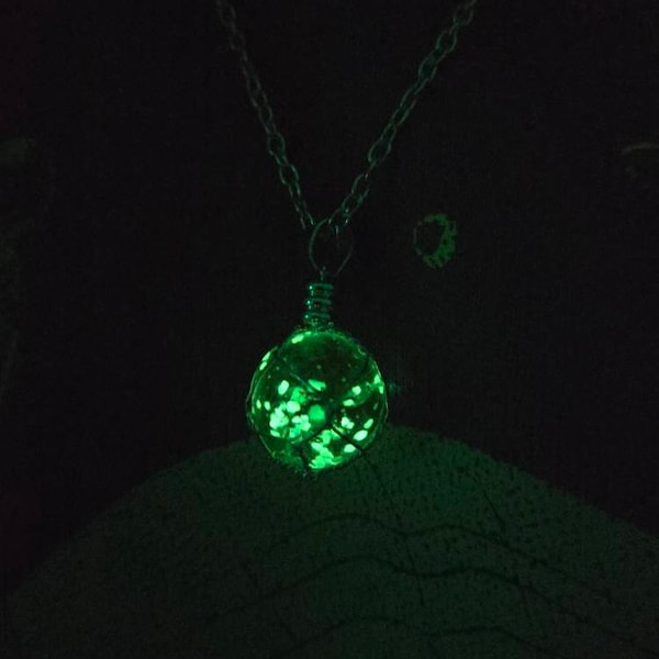 FFVII Glowing Holy Materia Necklace - Final Fantasy VII Inspired Glow ...