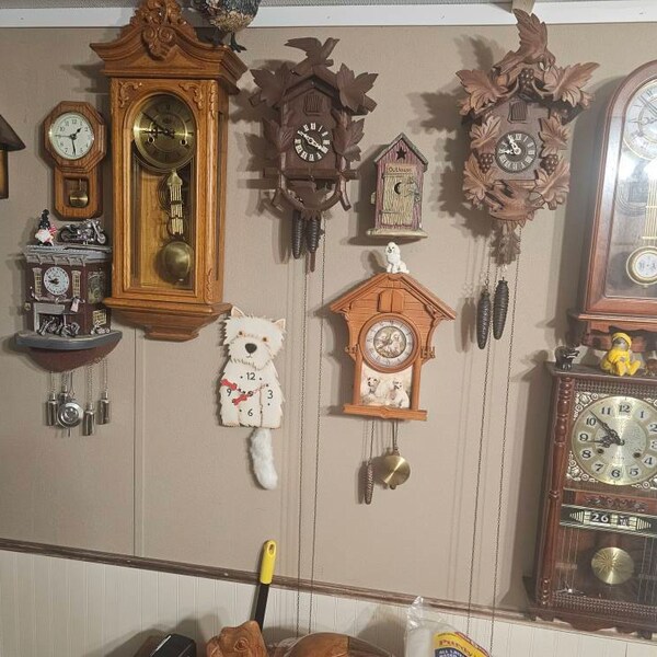Classic 1960’s Dark Brown Vintage Leaf and Loon Style Cuckoo Clock ...