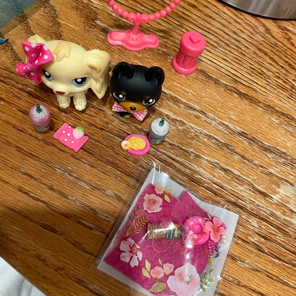 Authentic LPS 26 Pc Play Set 3 Pets 1 Random CAT or DOG and 2 Other ...