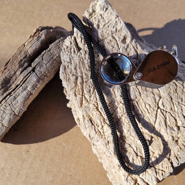 LOUPE With LANYARD Folding Magnifying Lens on a Lanyard 30x21 for ...