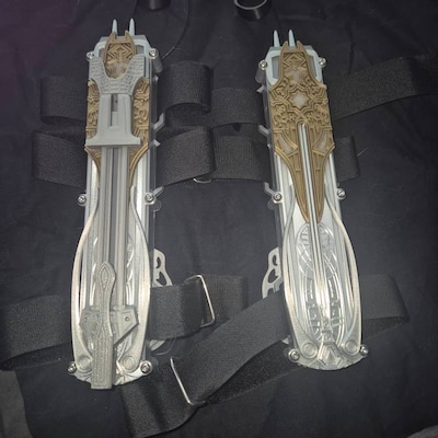 V2 Assassin's Dual Brotherhood Ezio Auditore Hidden Blades grey Pair - Etsy