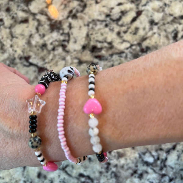 Bracelet de perles smiley arc-en-ciel fait main. Personnalisé avec n ...