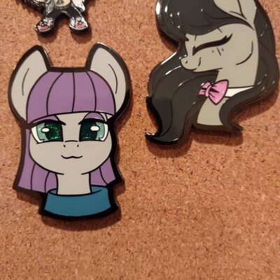 Izzy Moonbow 2 Glitter Enamel Pin My Little Pony : A New Generation ...