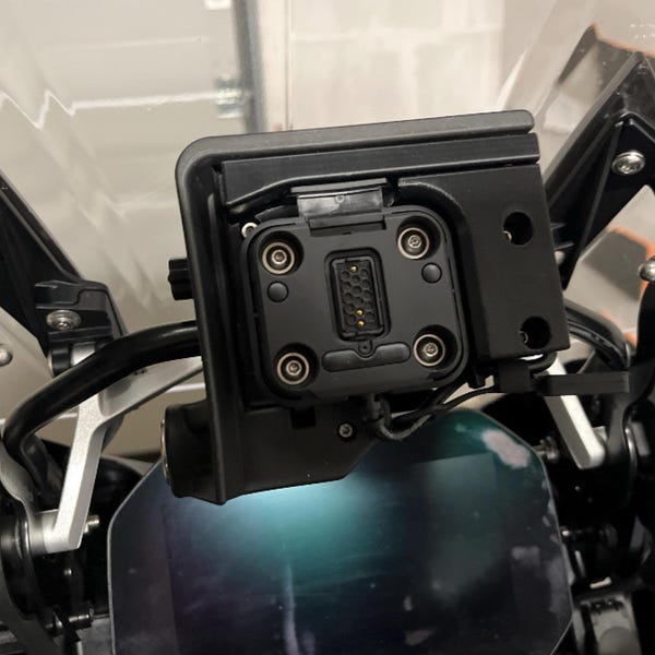 Lockable BMW Navigation Preparation Adapter for Garmin Zumo XT, XT2 ...