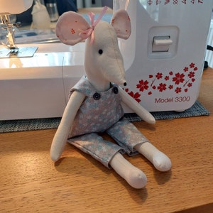 Muis gevulde pop in romper 10 patroon en tutorial, muispatroon, voor ...