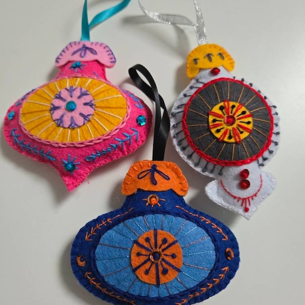 Felt Christmas Baubles Embroidery Pattern, DIY Holiday Décor, Set of ...