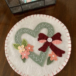 Primitive Stitchery Folk Art Flowers Penny Rug Folky Stars & Printed ...