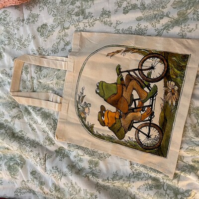 Comfort Colors®frog Carrying Flowers in Its Backpack Sweatshirt, Retro ...