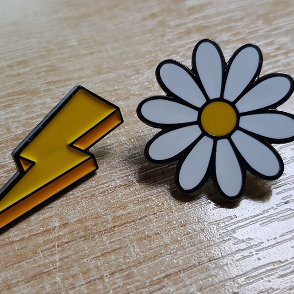 Daisy Enamel Pin Badge, a Great Gift to Brighten Anyones Day!!! - Etsy